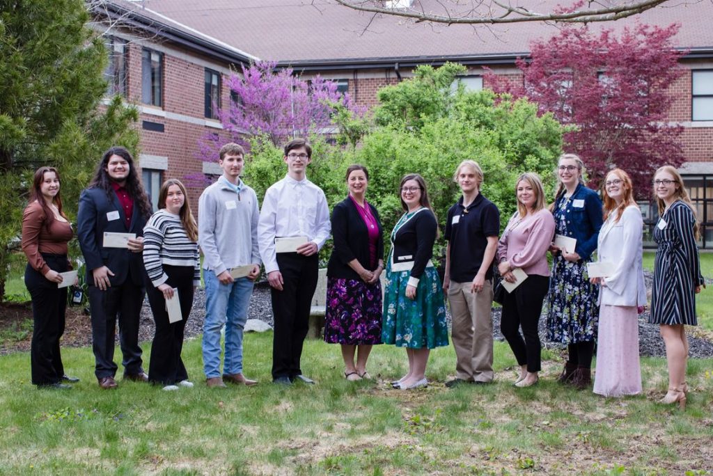 bankHometown Awards $28,000 in Scholarships to 14 Local Students ...